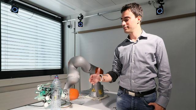 "Smart" Prosthetic Hand Shares Human and Robot Control | Technology ...