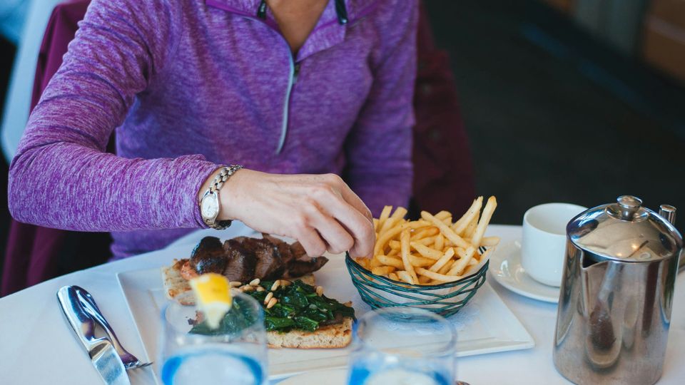 Eating Alone Linked to Poorer Nutrition in Older Adults | Technology ...
